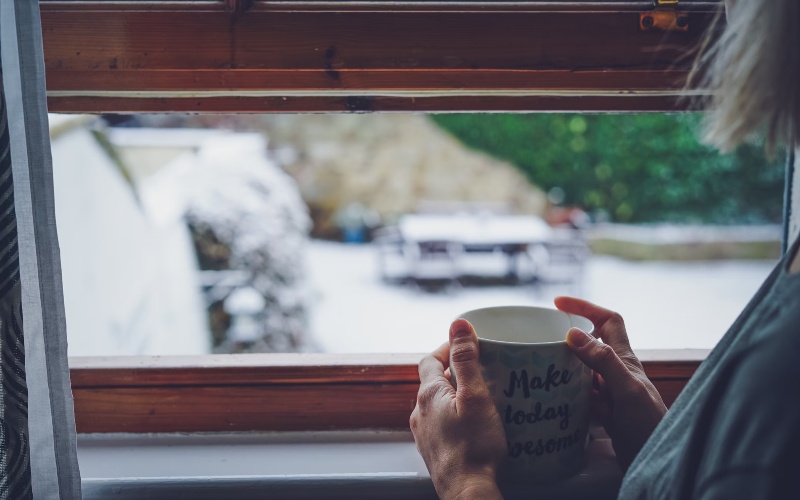 Is It Appropriate to Have an Open Window in the Winter? Experts Answer ...